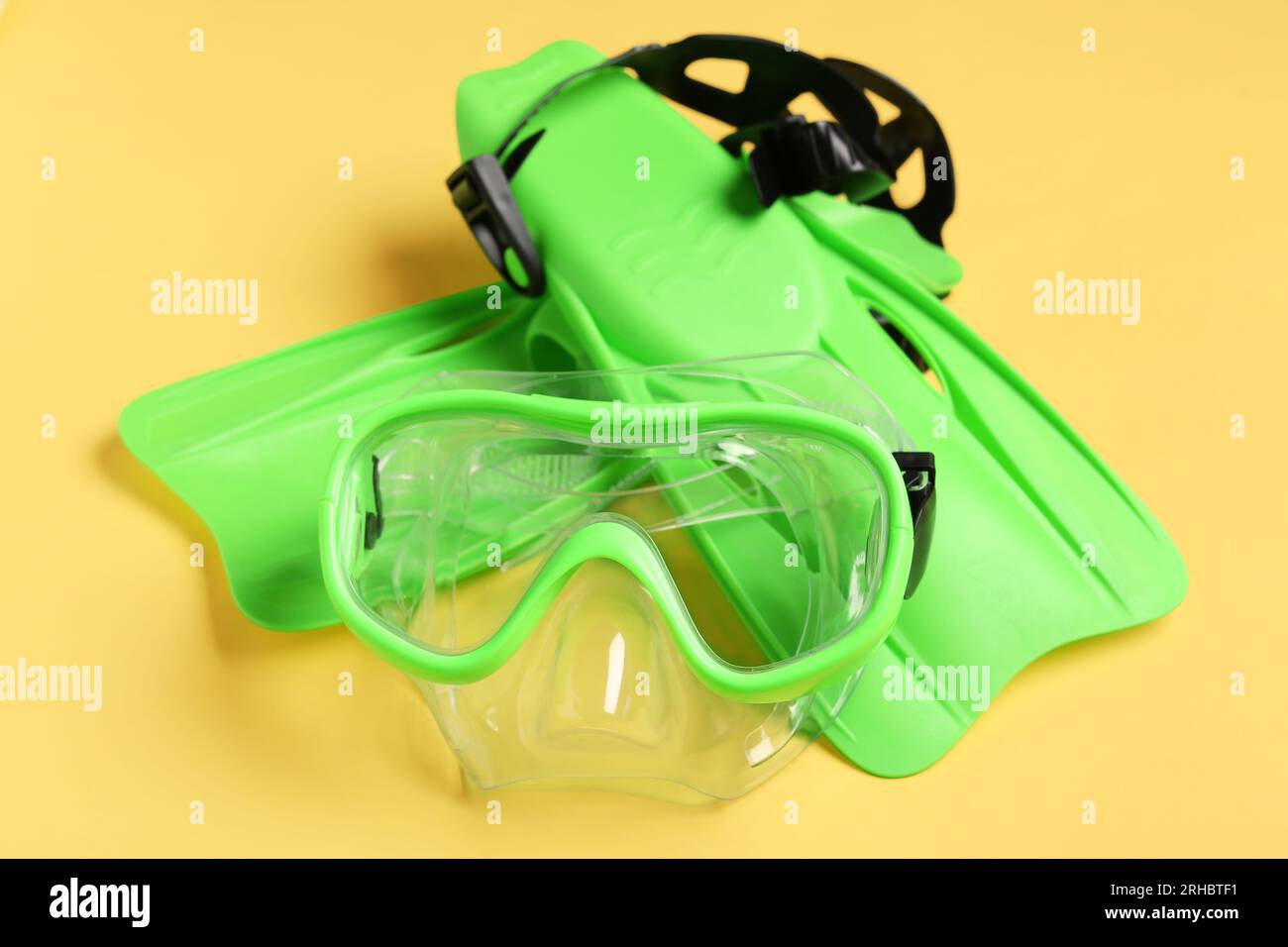 Snorkeling mask and flippers on color background Stock Photo - Alamy