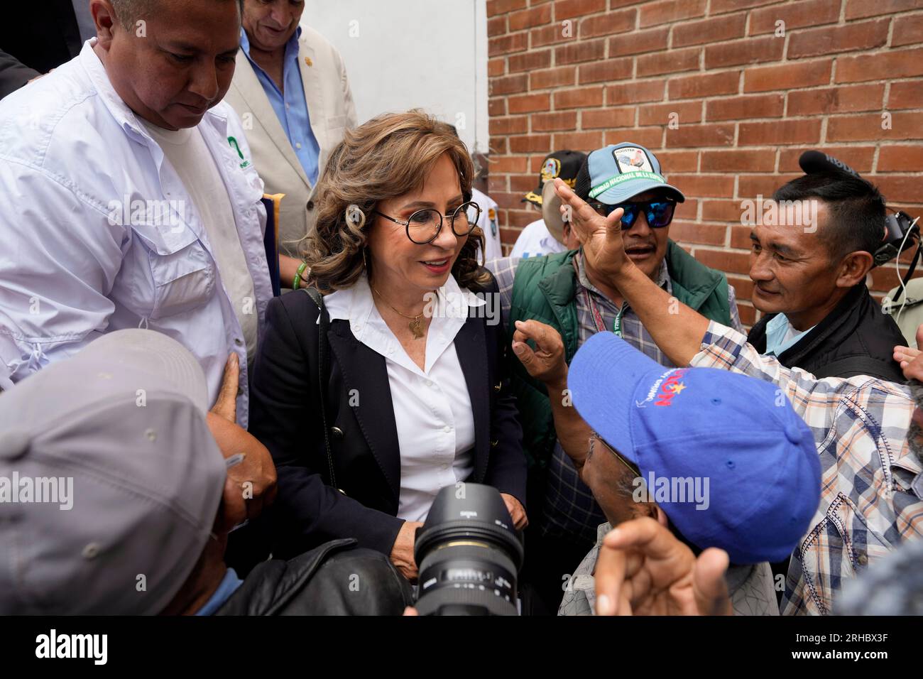 Guatemalan Army veterans greet UNE party presidential candidate Sandra ...
