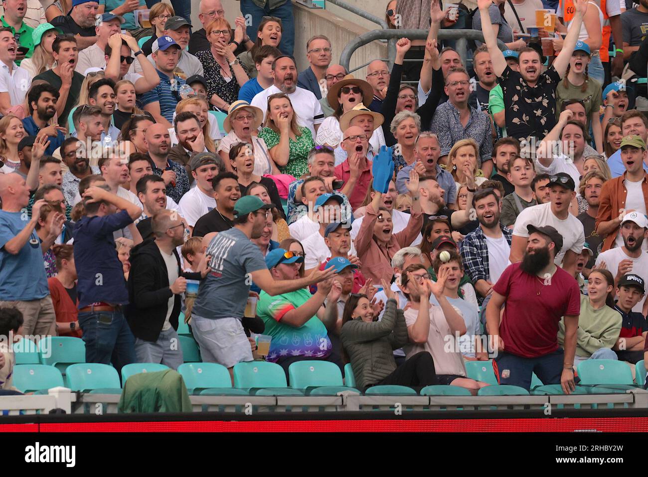 Oval invincibles crowd hi-res stock photography and images - Alamy