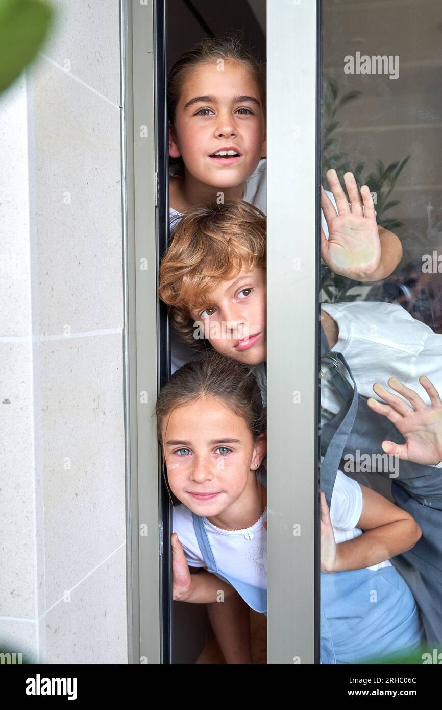 Children peeking in door hi-res stock photography and images - Alamy