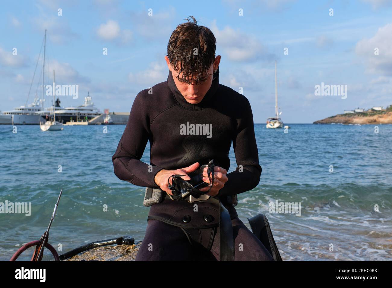 Male diver on boat before dive hi-res stock photography and images - Alamy