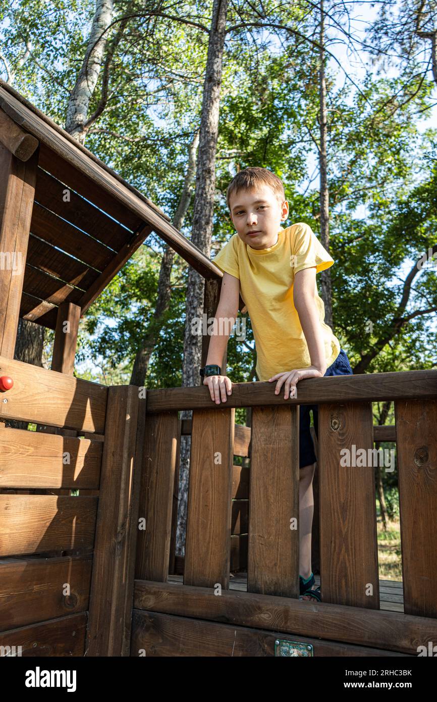 Children standing on a platform hi-res stock photography and images - Alamy