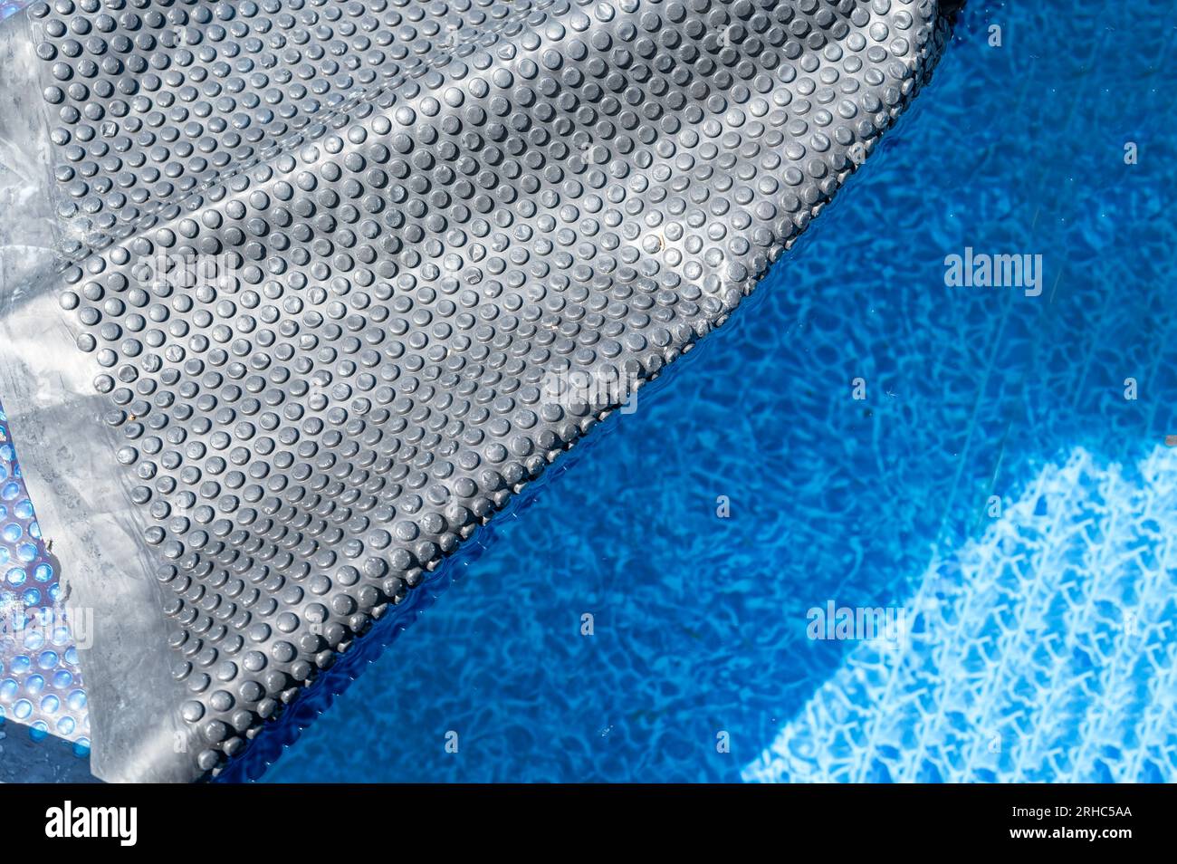 Retractable floating pool cover to keep out leaves and keep in heat ...