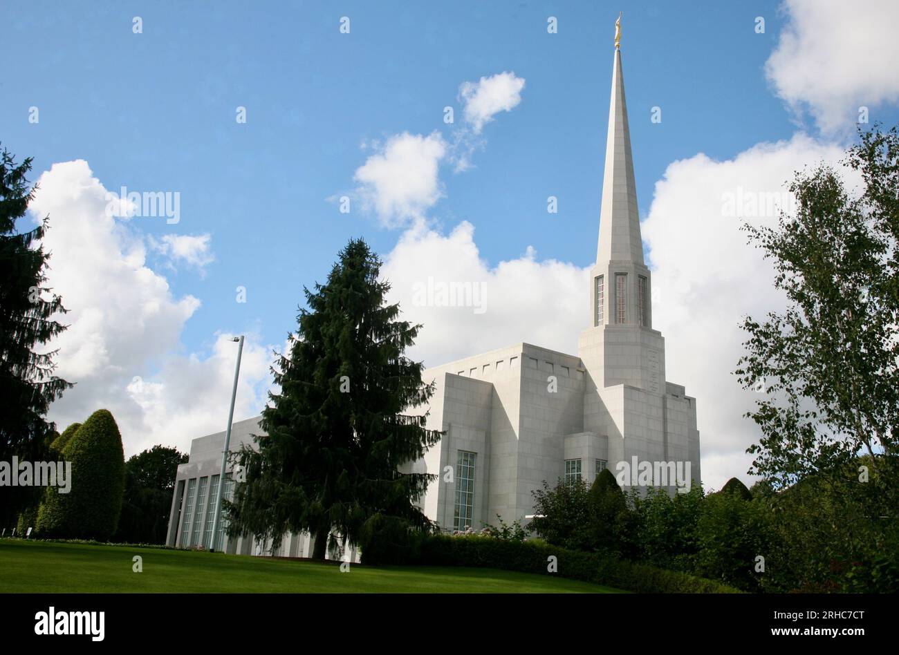 A view of the Preston England Mormon Temple in the United Kingdom ...