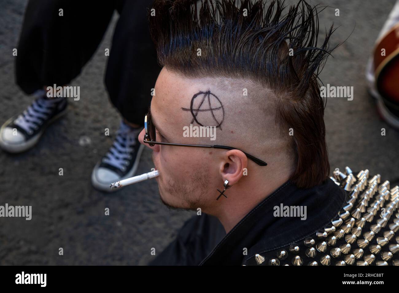 Teenager with mohawk hi-res stock photography and images - Alamy