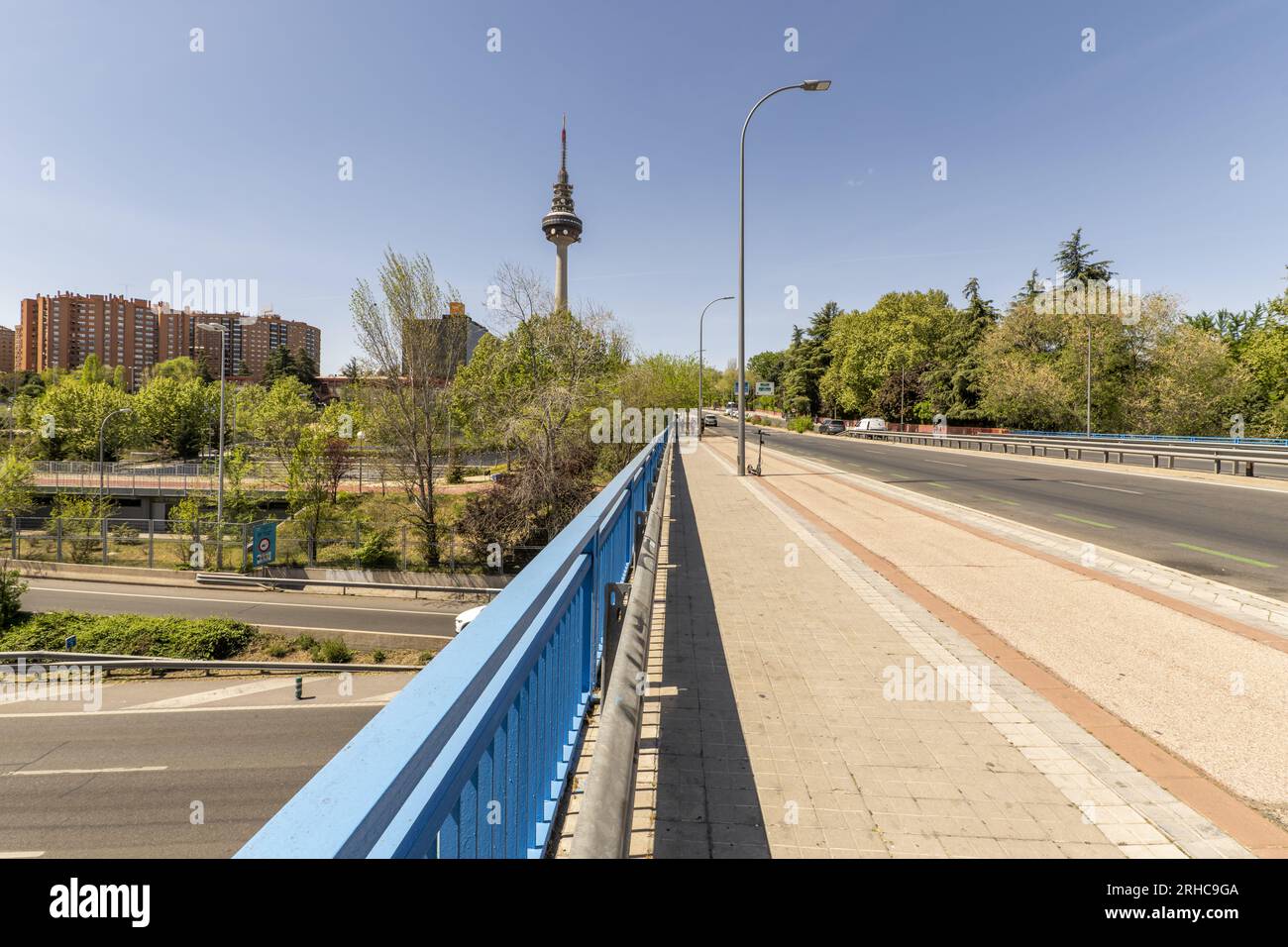 Crossing a bridge with a normal sidewalk and a bike lane on a road with ...