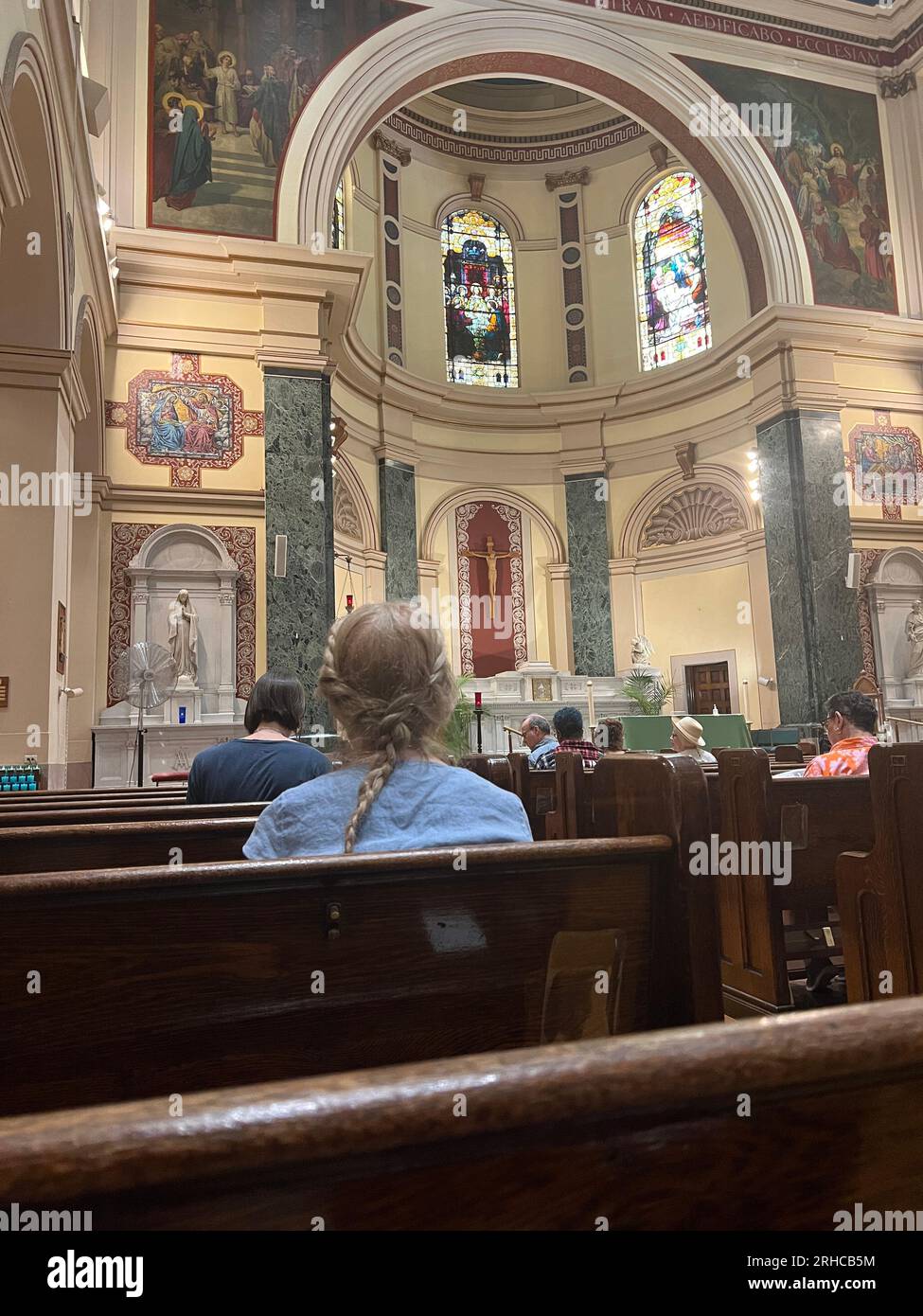 People sitting in church pews hi-res stock photography and images - Alamy