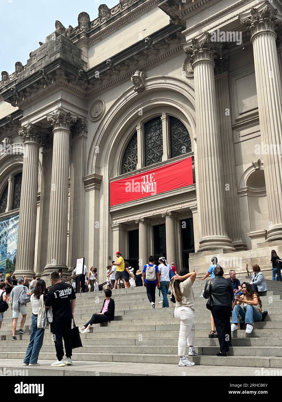 Steps and front 5th Avenue entrance to the Metropolitan Museum of Art ...