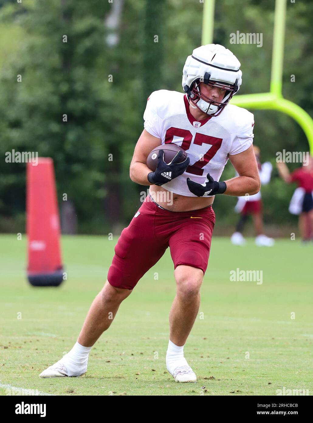 Washington Commanders tight end John Bates (87) running some drills on ...
