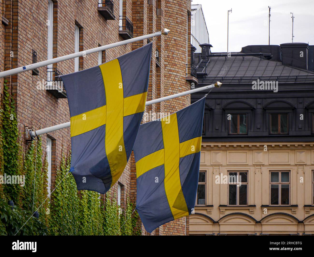 Hanging on side of building hi-res stock photography and images - Alamy