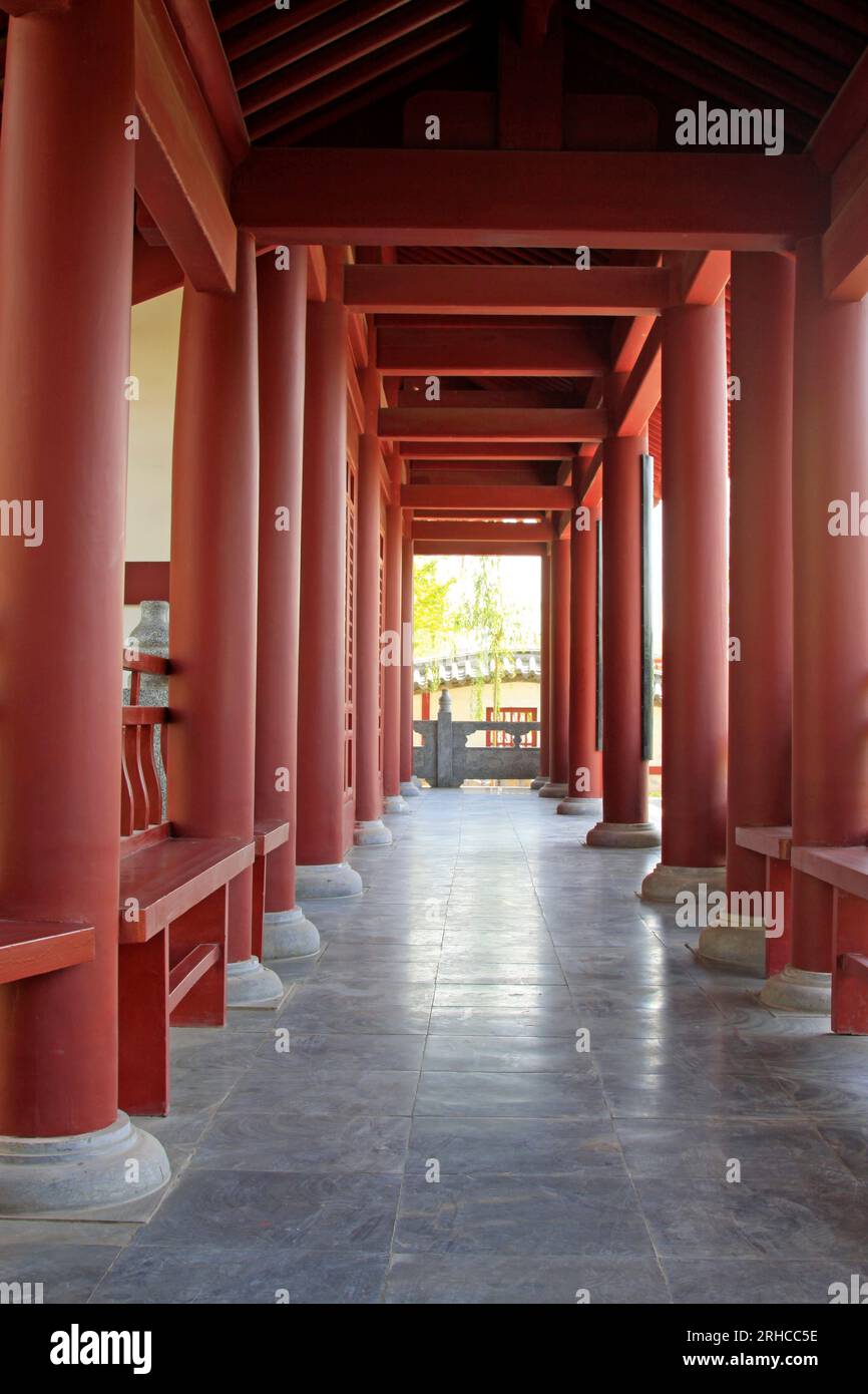 Red column hi-res stock photography and images - Alamy