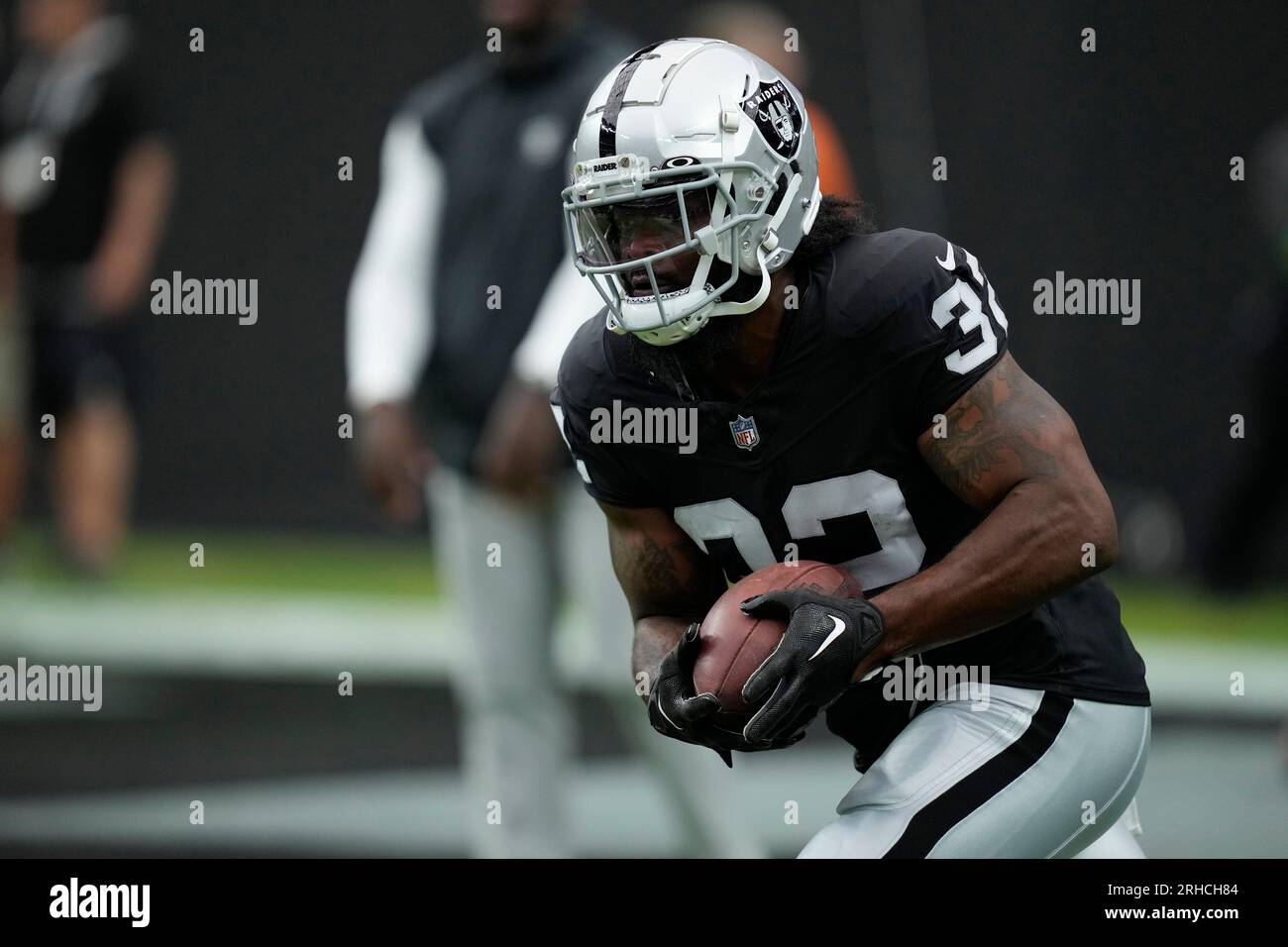 Las Vegas Raiders running back Austin Walter (32) warms up before an ...