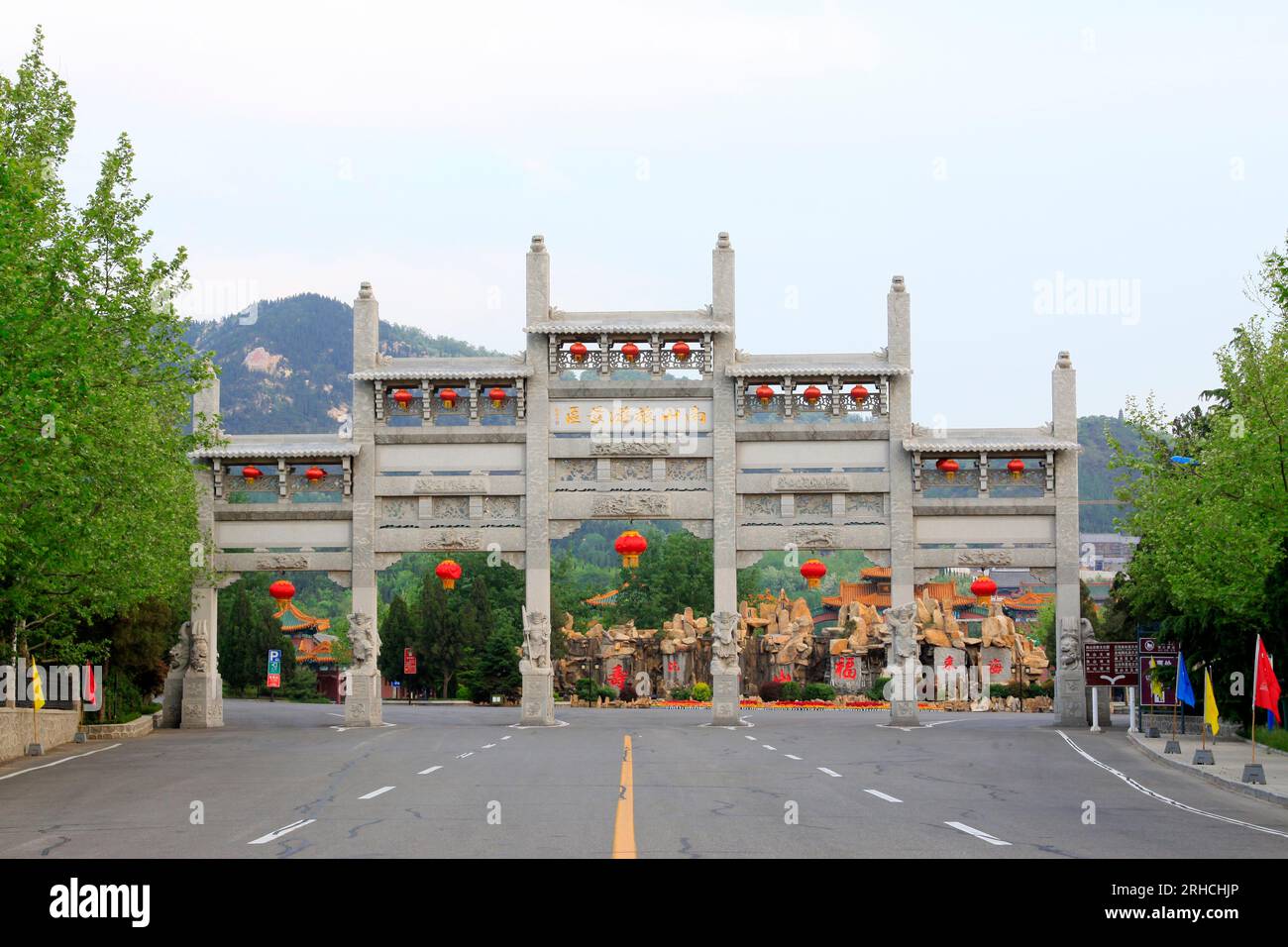 Entrance gate of nanshan temple hi-res stock photography and images - Alamy