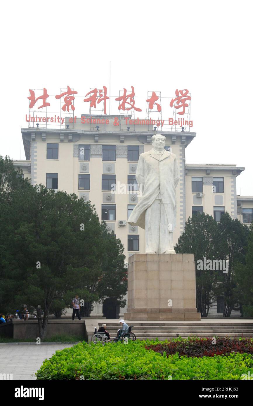Beijing August 30£ºThe statue of Mao Zedong in the campus, the ...