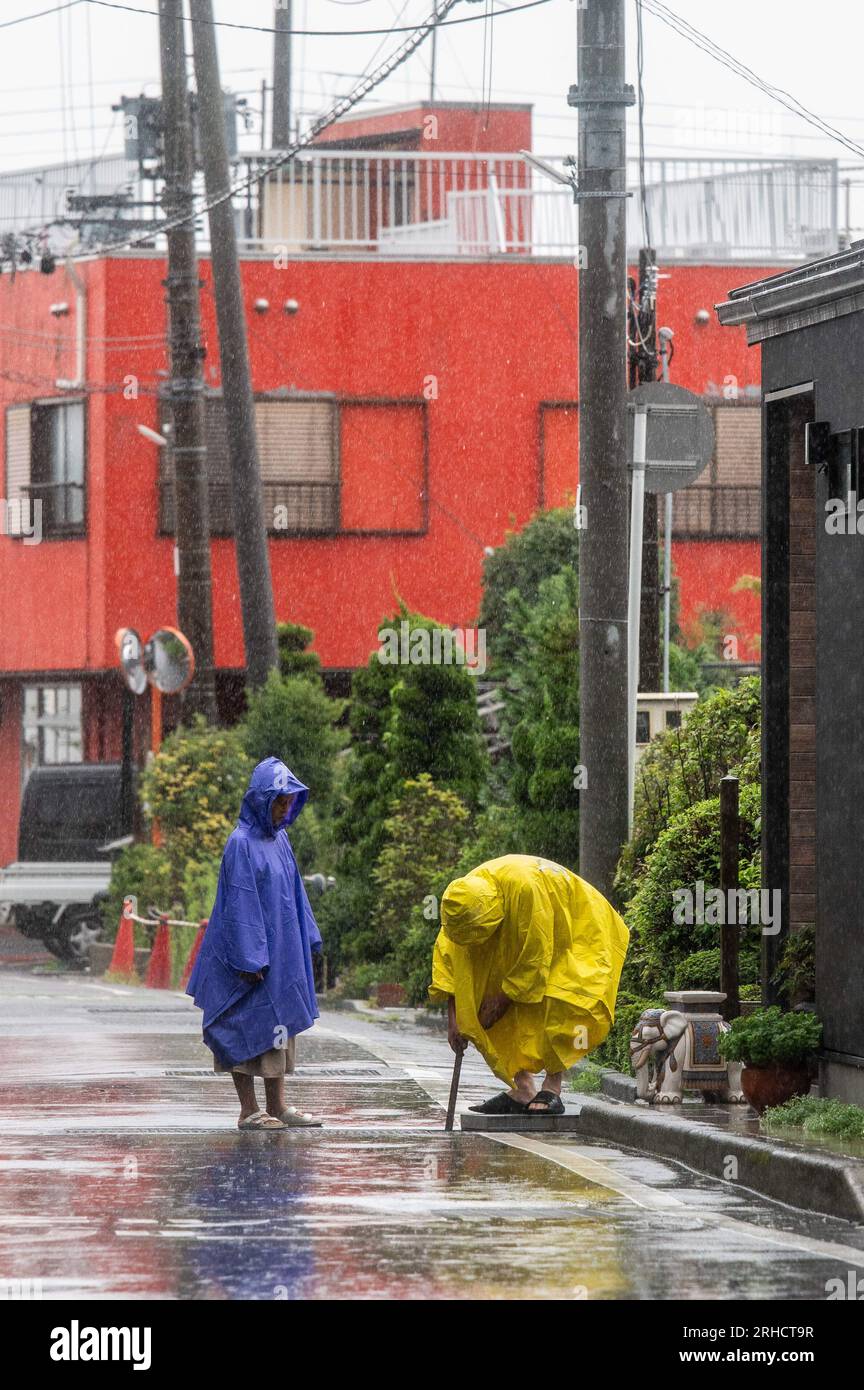 Japan couple rain hi-res stock photography and images - Alamy