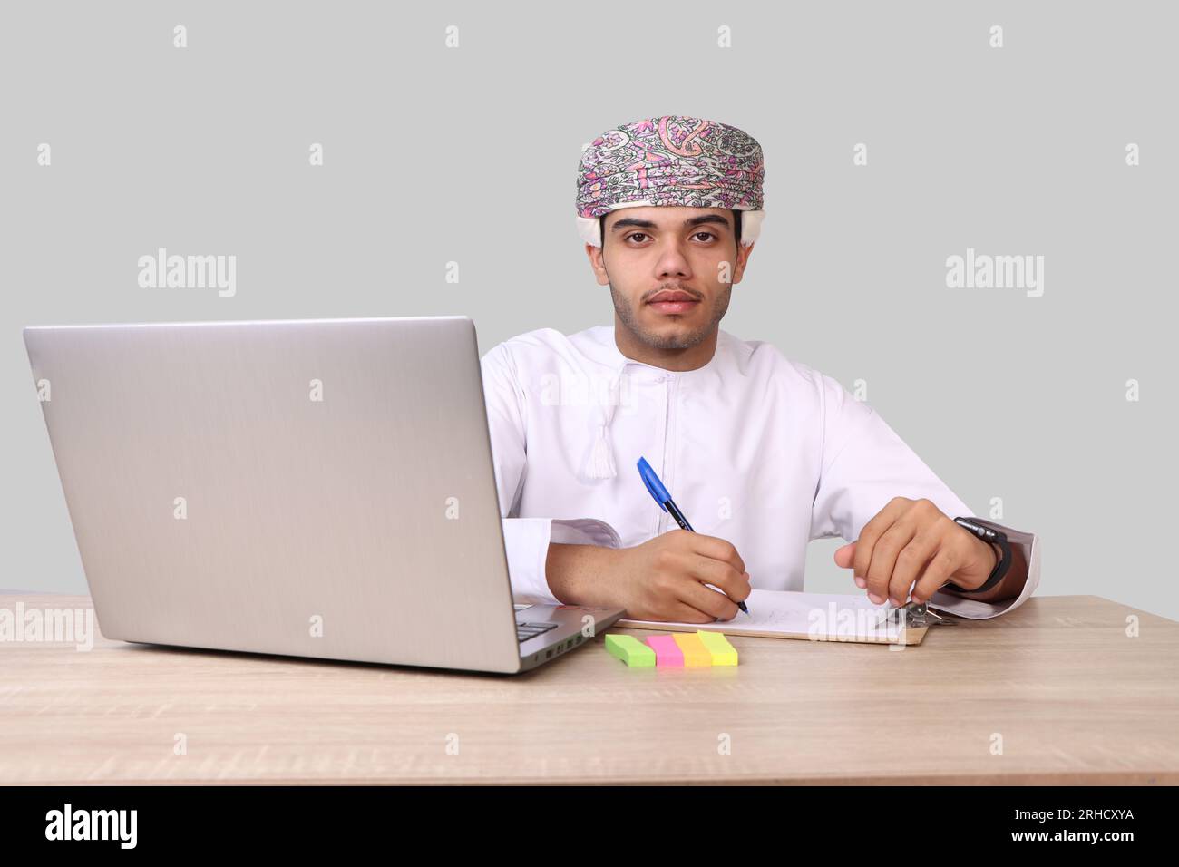 Omani employee hi-res stock photography and images - Alamy