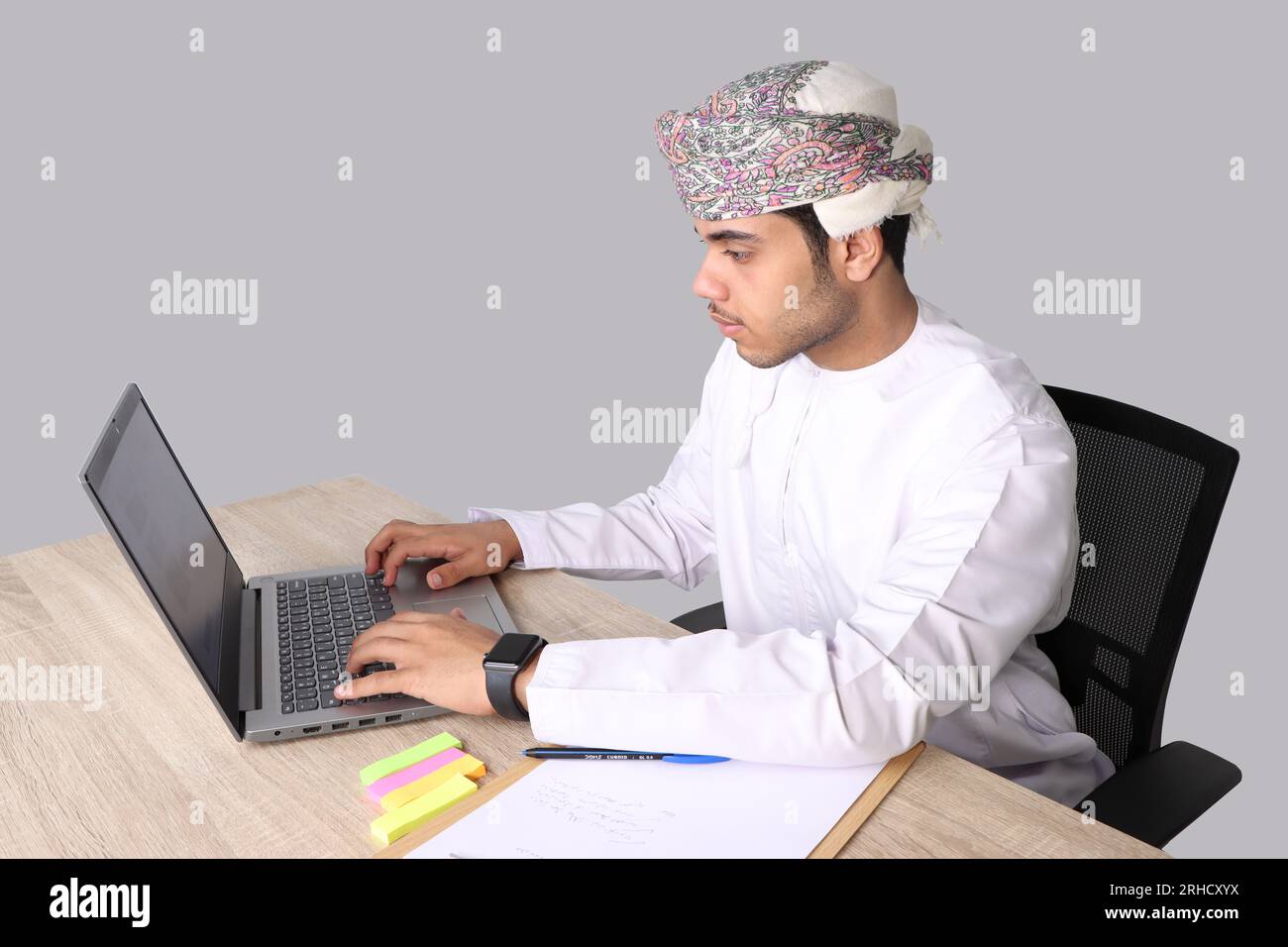 Omani employee hi-res stock photography and images - Alamy