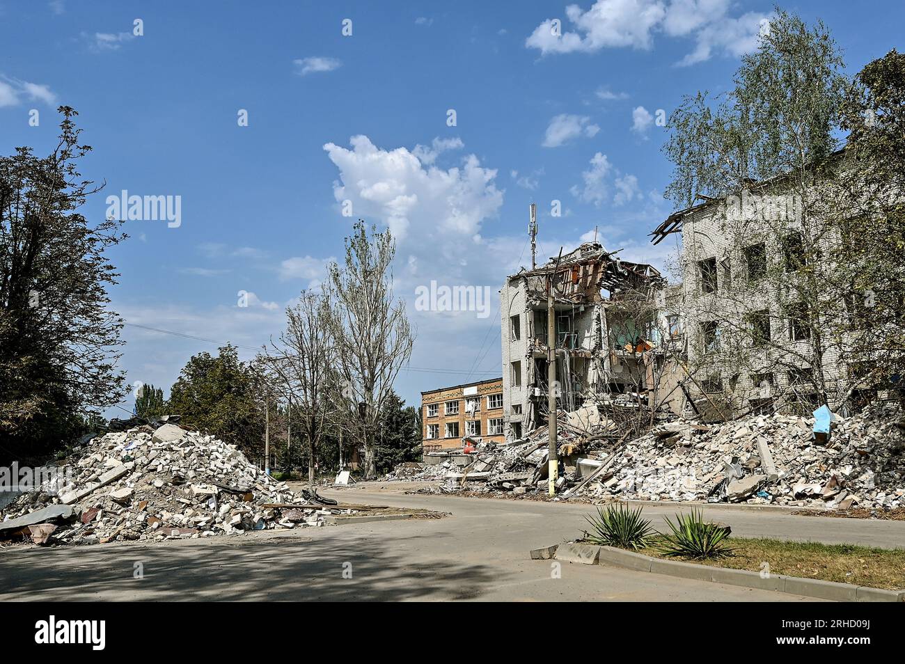 Non Exclusive: ORIKHIV, UKRAINE - AUGUST 10, 2023 - A building is ...