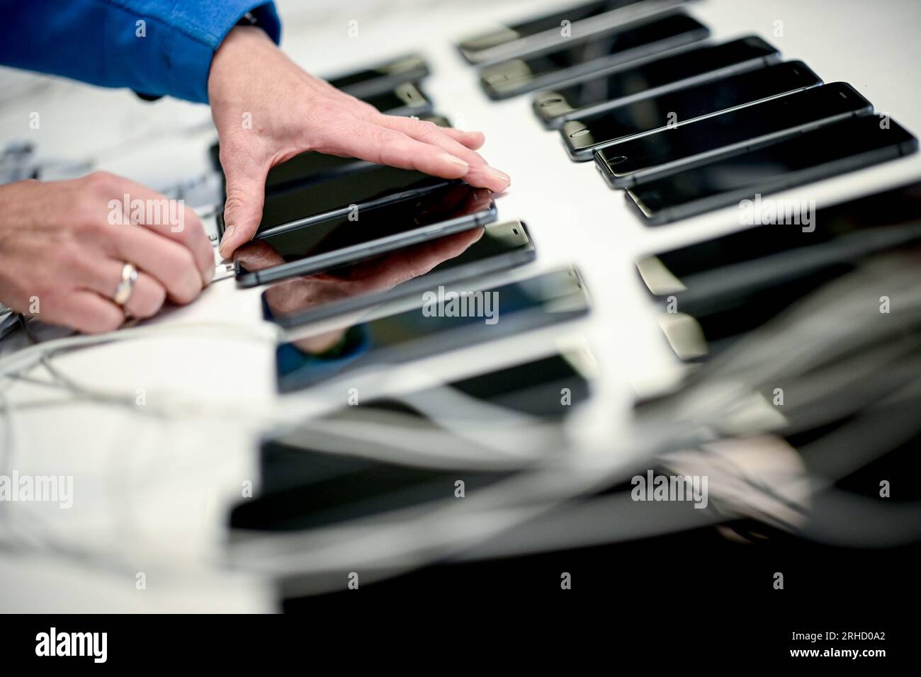 Refurbish phones hi-res stock photography and images - Alamy