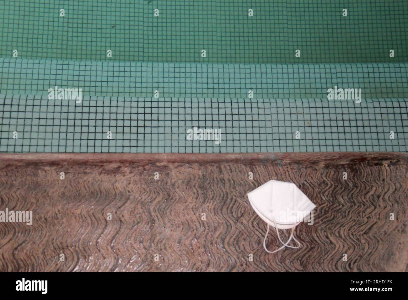 Pool to play on vacation next to flip-flops and an inflatable unicorn ...