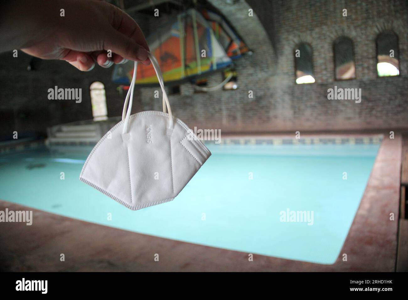 Pool to play on vacation next to flip-flops and an inflatable unicorn ...