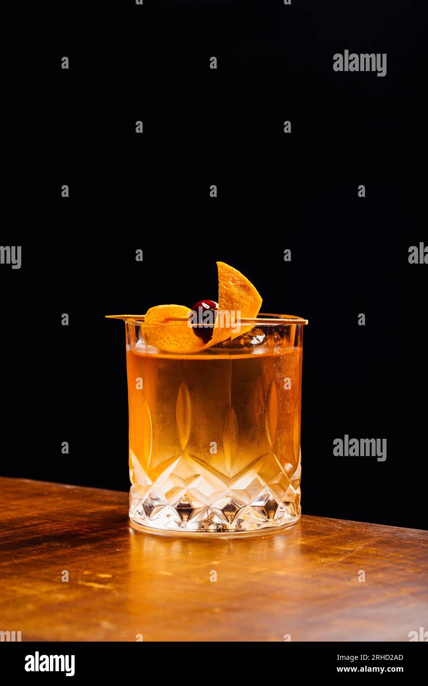 Old fashioned cocktail hi-res stock photography and images - Alamy