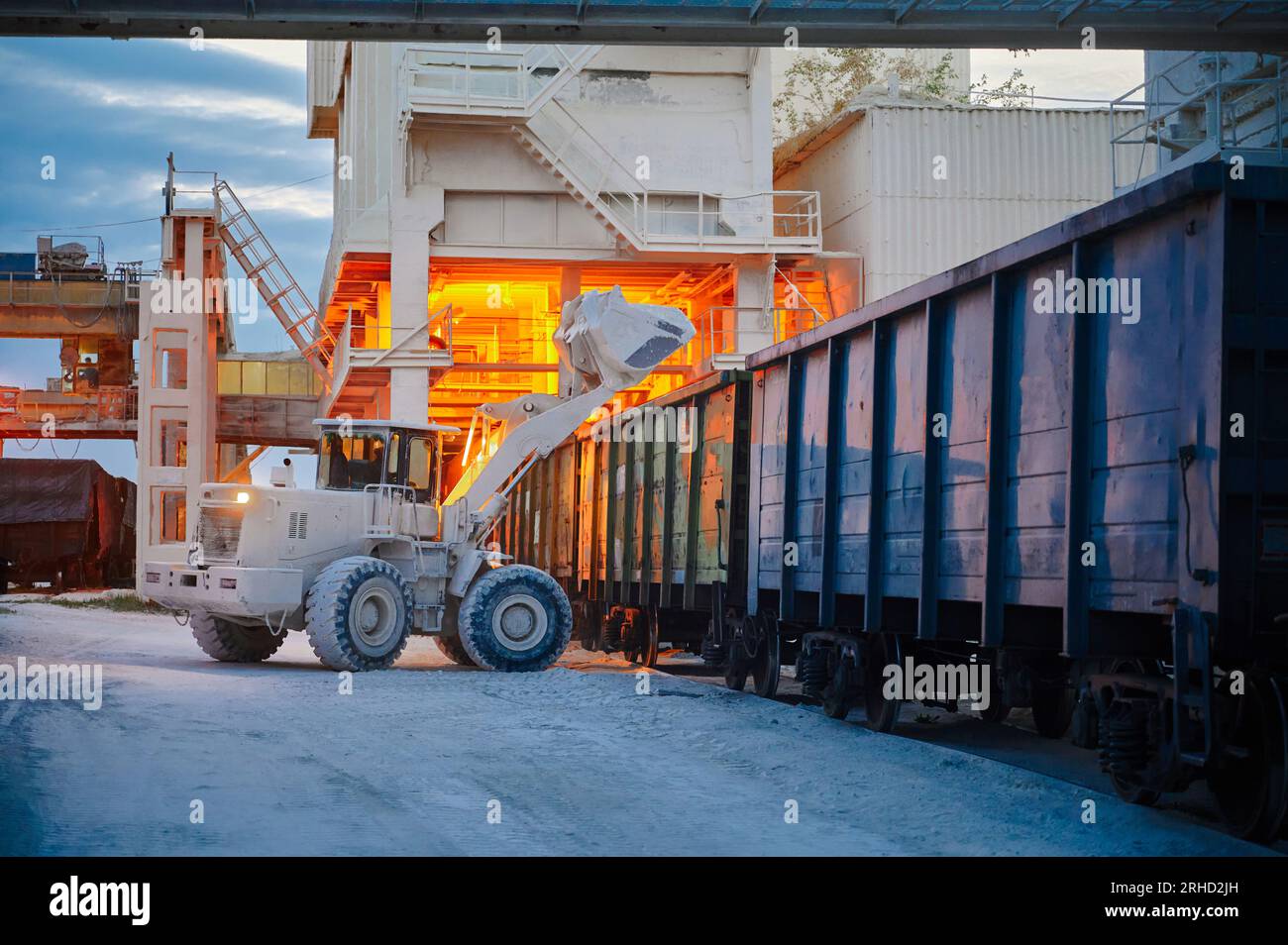 Wheel loader loads calx into gondola cars for transportation Stock ...