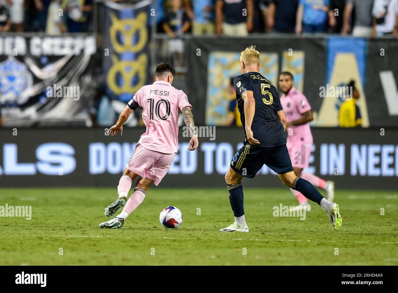 Lionel messi pink kit hi-res stock photography and images - Alamy