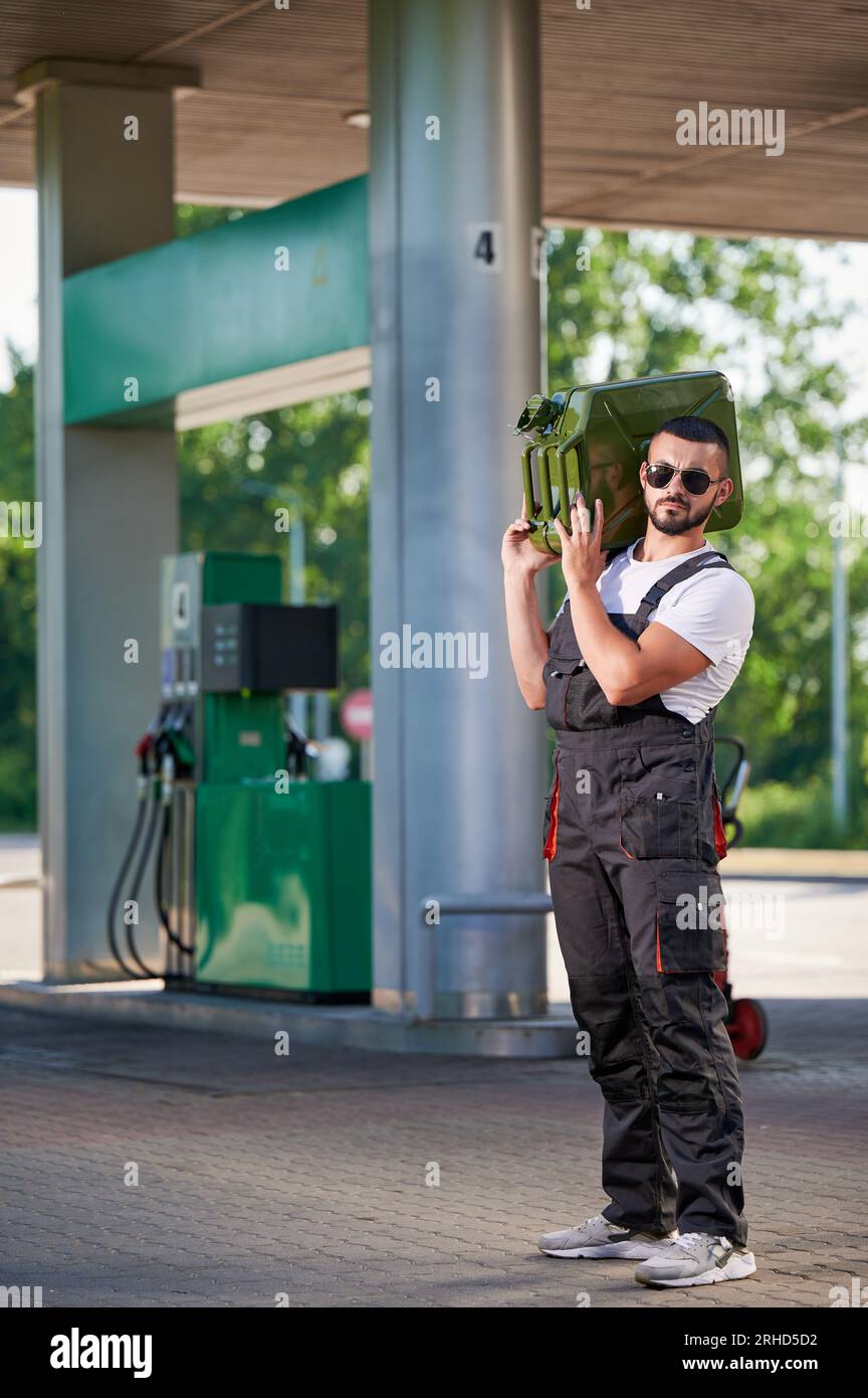 Full service gas station hi-res stock photography and images - Alamy