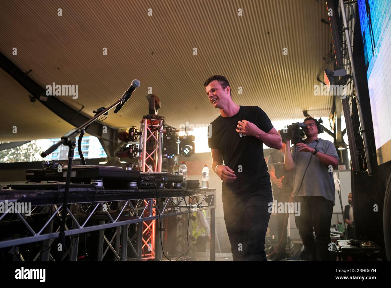 Smoke dance australia hi-res stock photography and images - Alamy