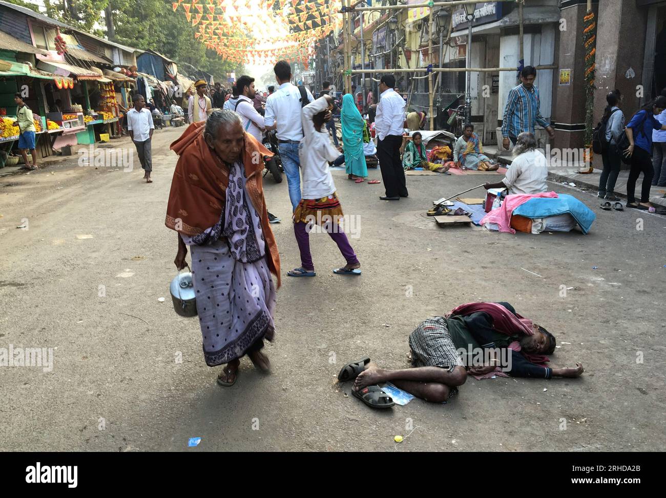 Urban scene with poverty in central Kolkata, India Stock Photo - Alamy