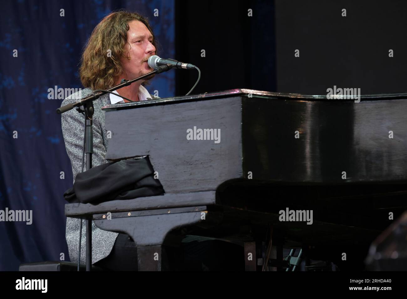 Adam Wakeman of Wilson and Wakeman performing at Fairports Cropredy ...