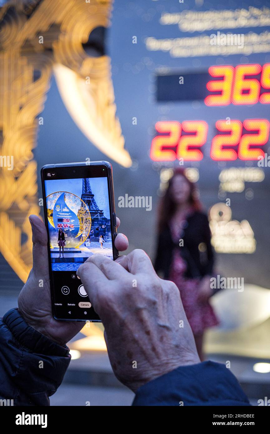 FRANCE. PARIS (75) (7TH DISTRICT) COUNTDOWN TO THE TIME BEFORE THE ...