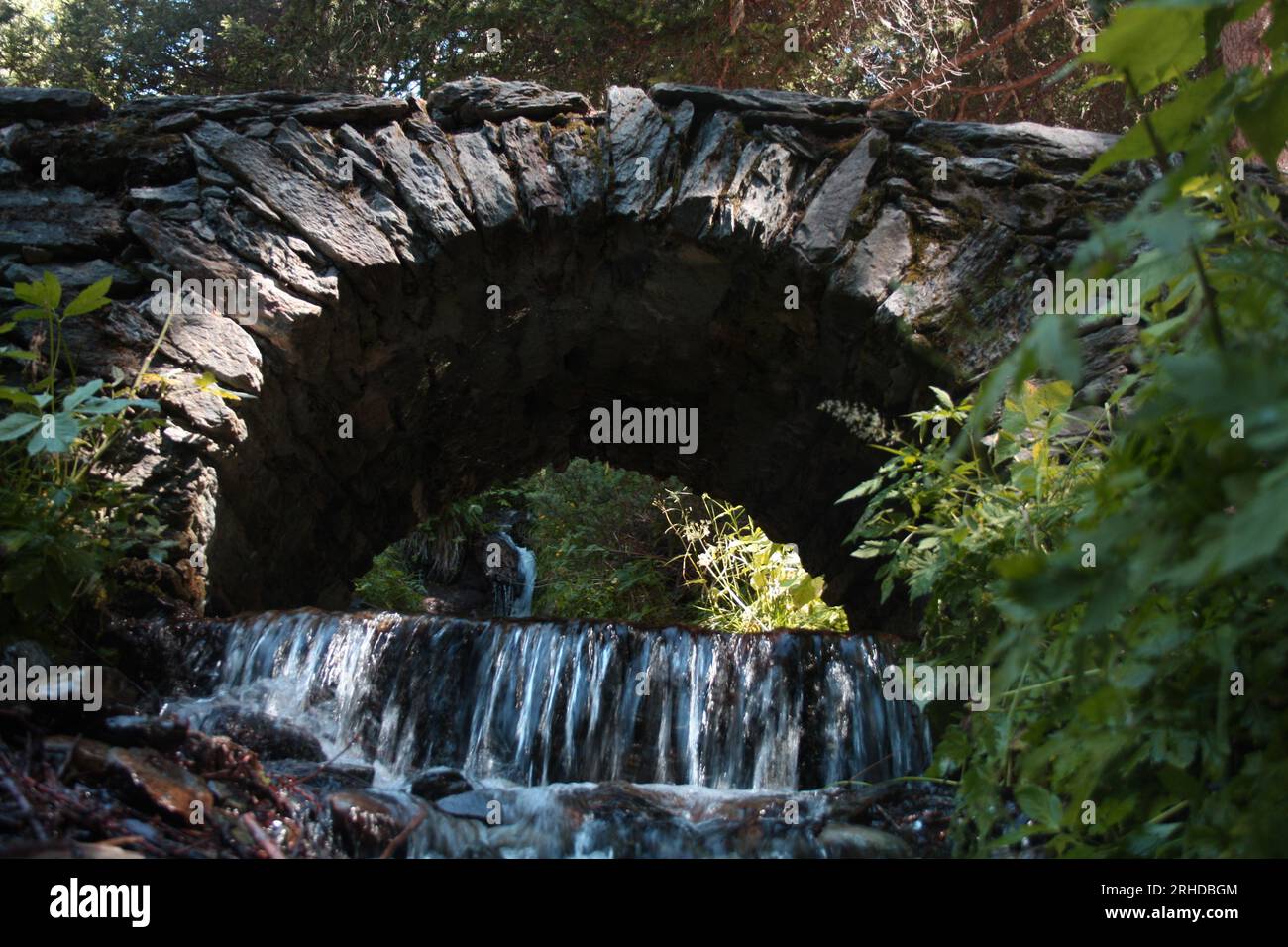 Small stone bridge hi-res stock photography and images - Alamy