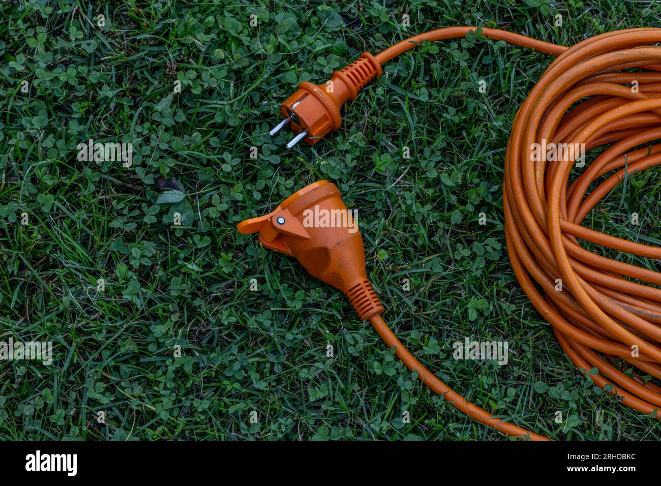 Electric extension cord and power connection in the garden ...