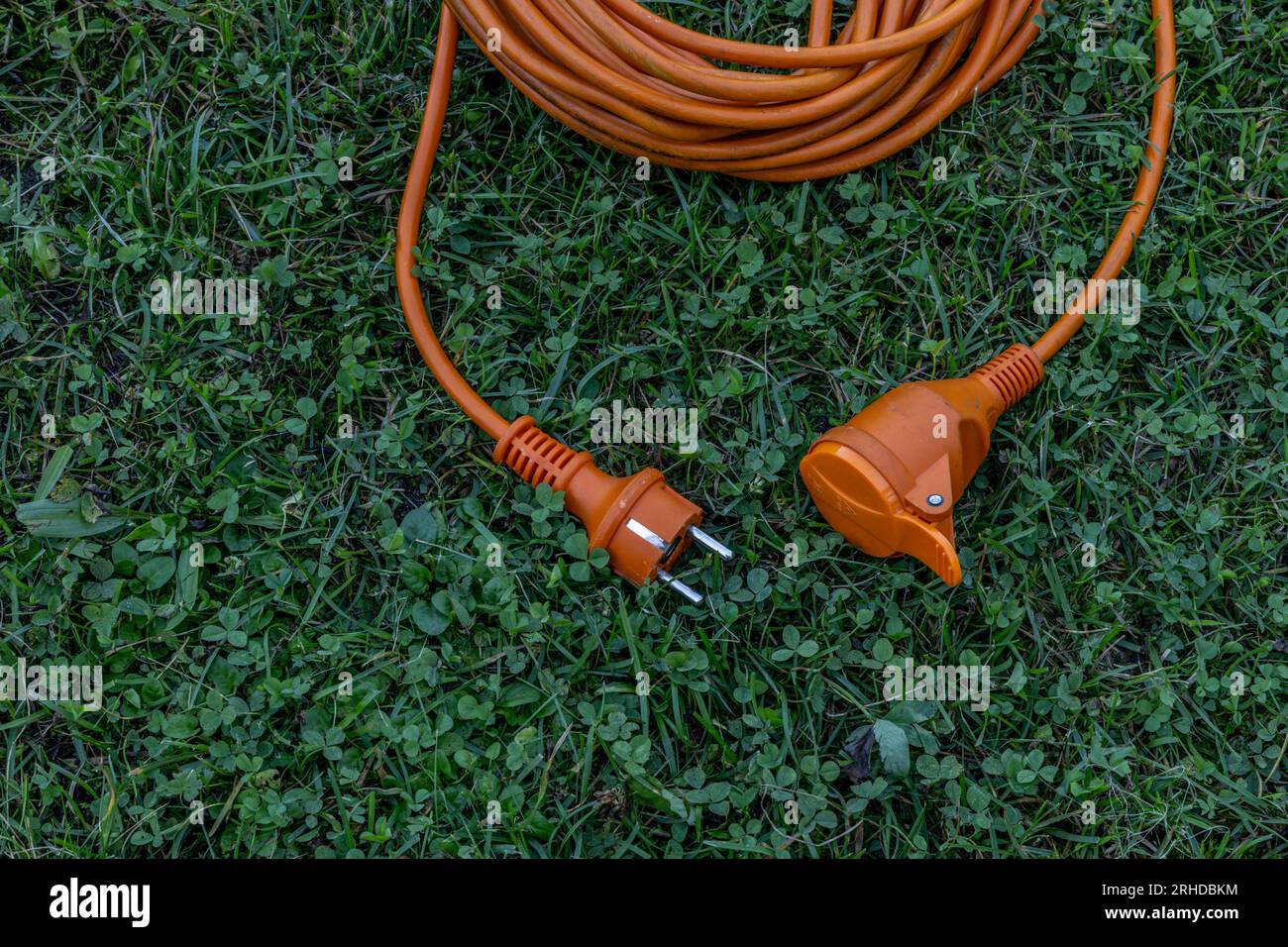 Electric extension cord and power connection in the garden ...