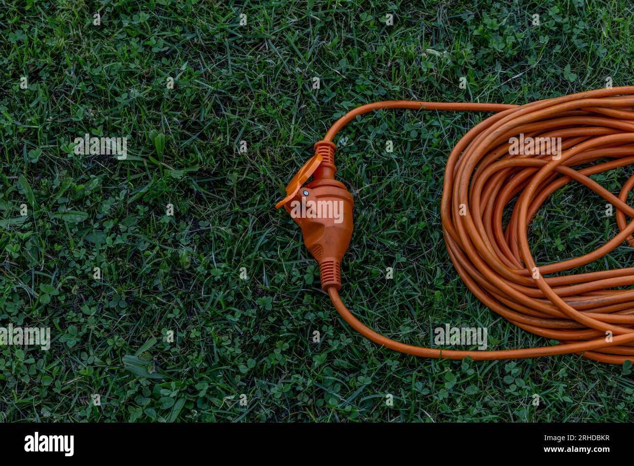 Electric extension cord and power connection in the garden ...