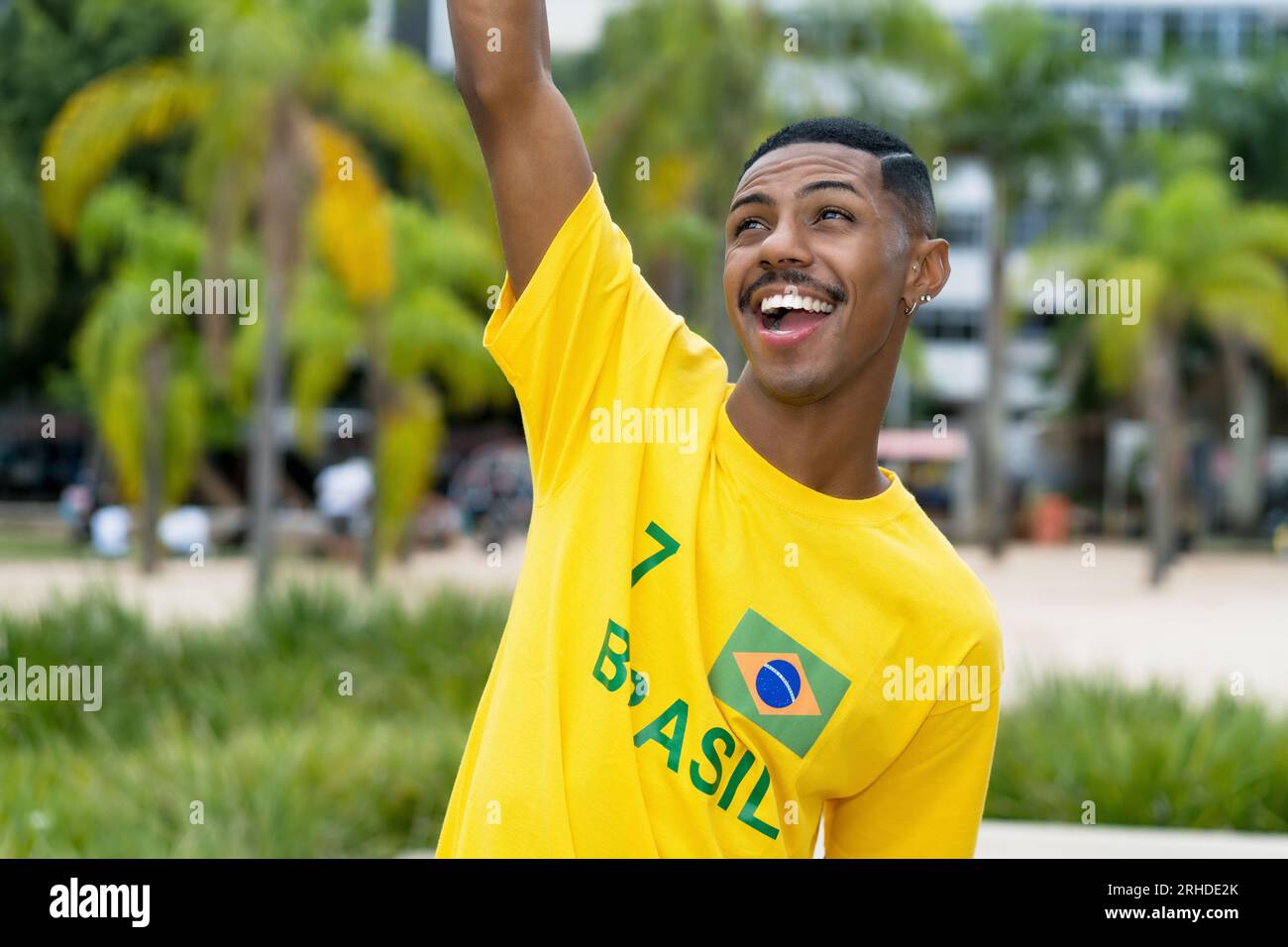 Man cheering football hi-res stock photography and images - Alamy