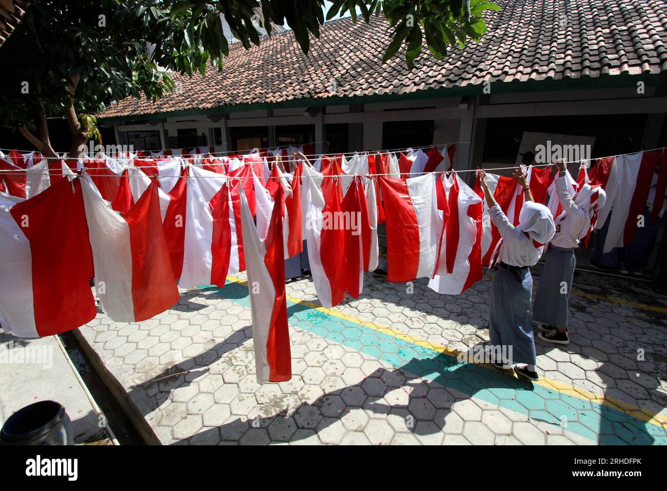 Jakarta, Indonesia. 15th Aug, 2023. Students dry Indonesian national ...
