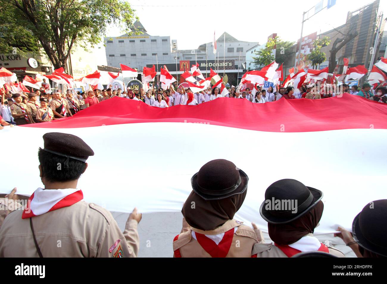 Jakarta, Indonesia. 13th Aug, 2023. Students hold a giant Indonesian ...