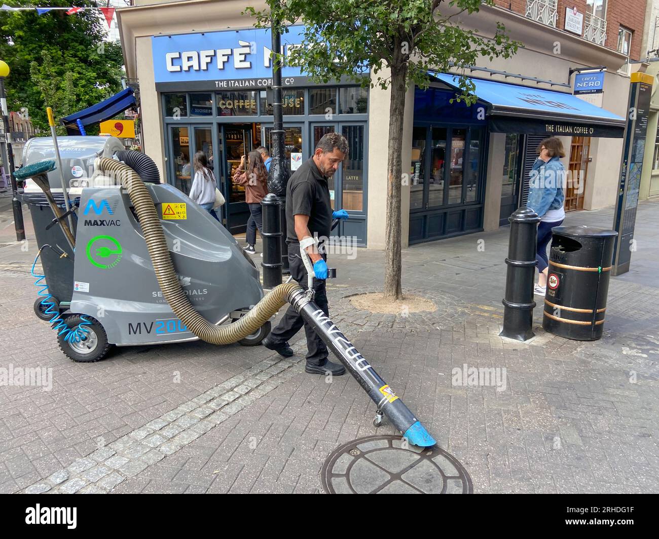 London streets cleaning hi-res stock photography and images - Alamy