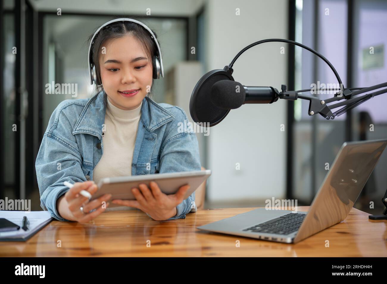 Telling beautiful story hi-res stock photography and images - Alamy