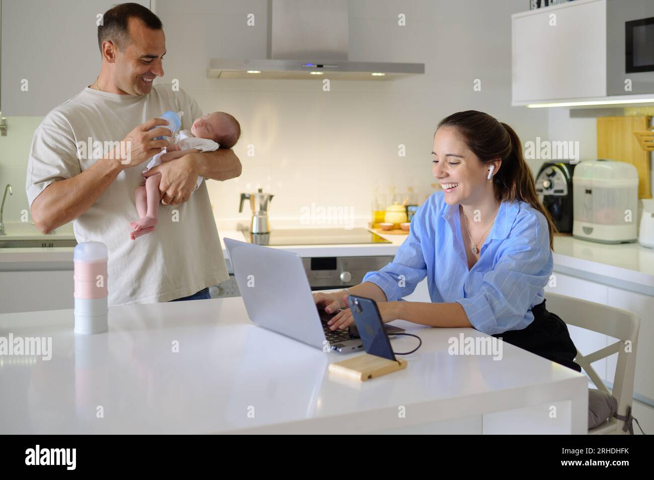 Father newborn kitchen hi-res stock photography and images - Alamy