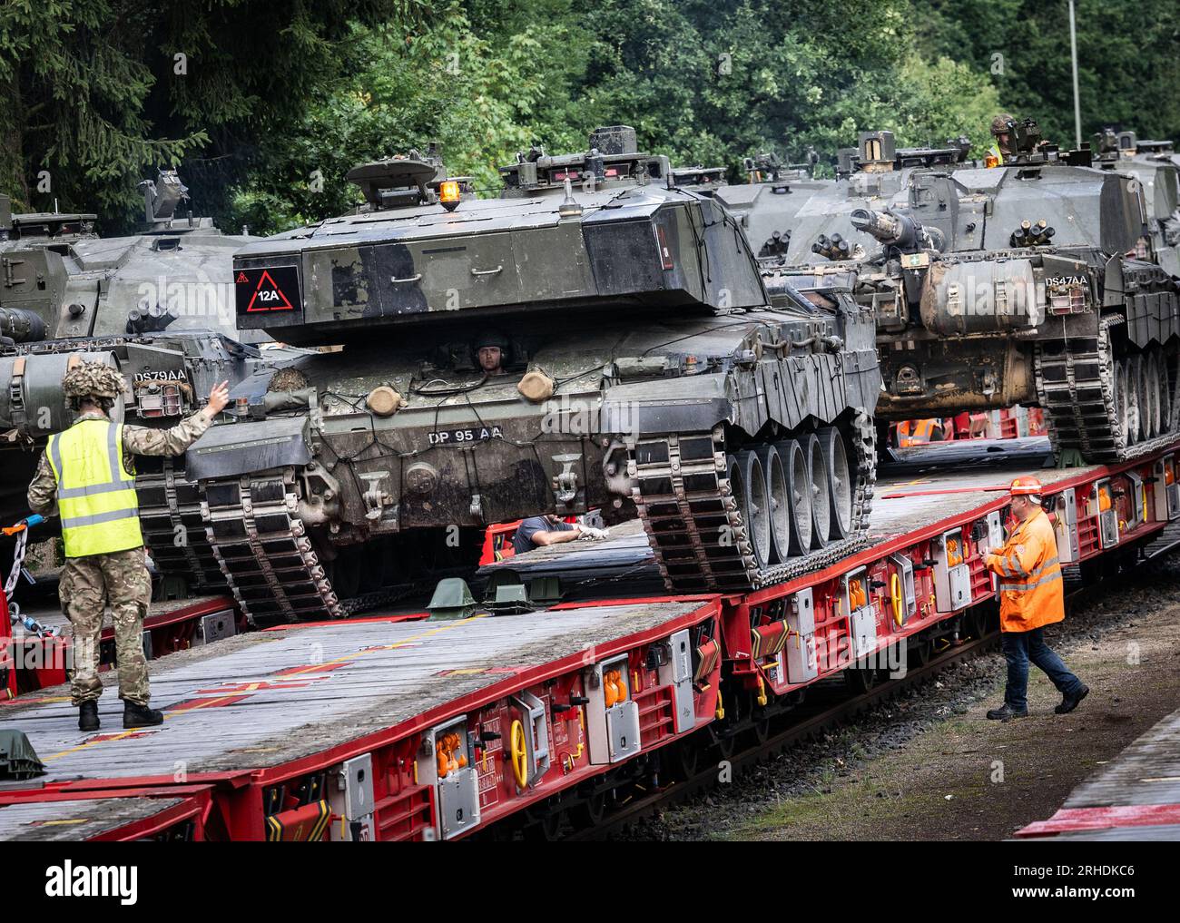 Challenger 2 tanks hi-res stock photography and images - Alamy