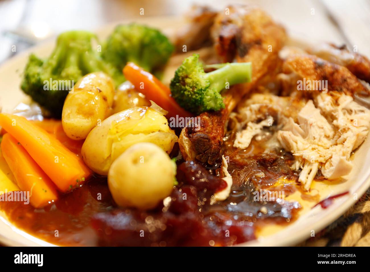 Roast chicken meal gravy hi-res stock photography and images - Alamy