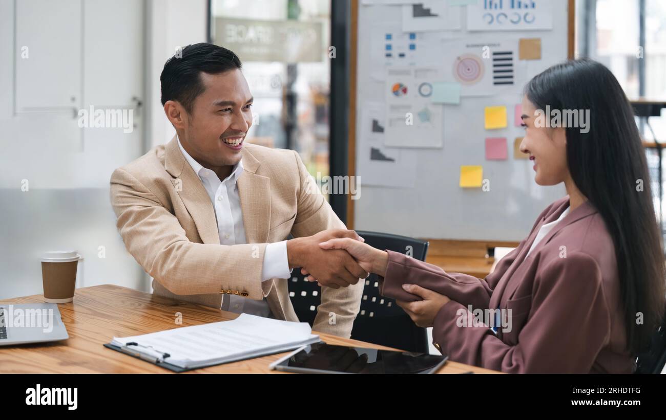 Japanese businessmen shaking hands hi-res stock photography and images ...