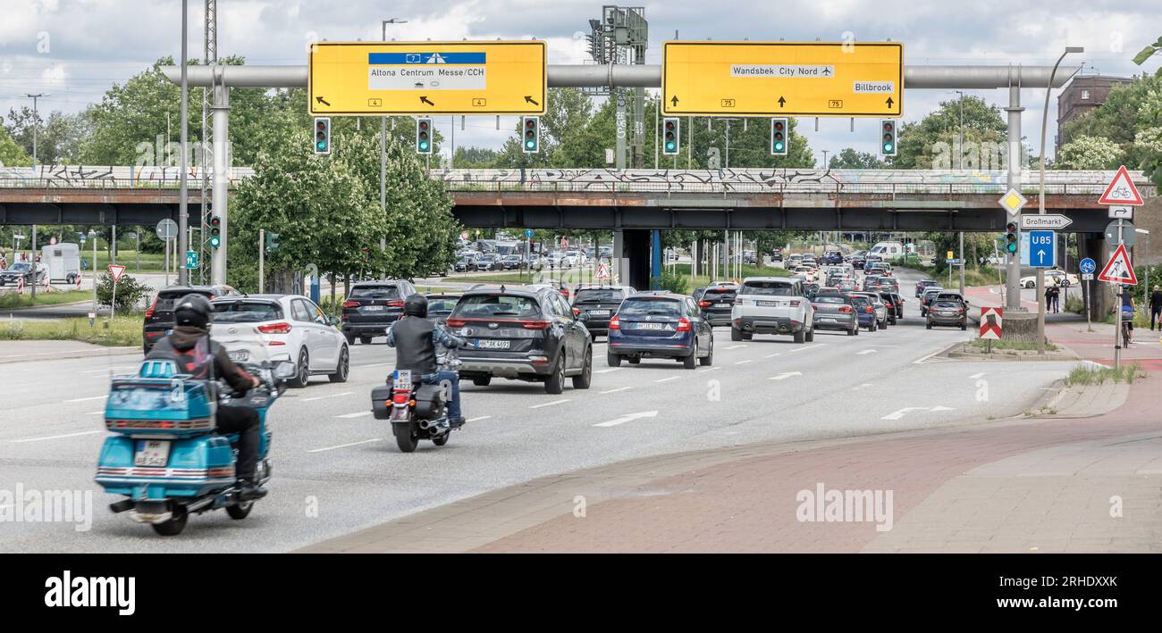 13 August 2023, Hamburg: Cars coming from the A255 freeway enter ...