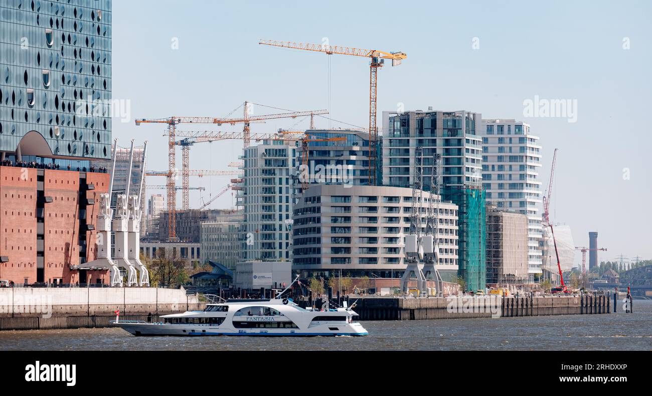 Hamburg, Germany. 10th May, 2023. View across the Elbe to the new Strand-Quartiere development ...