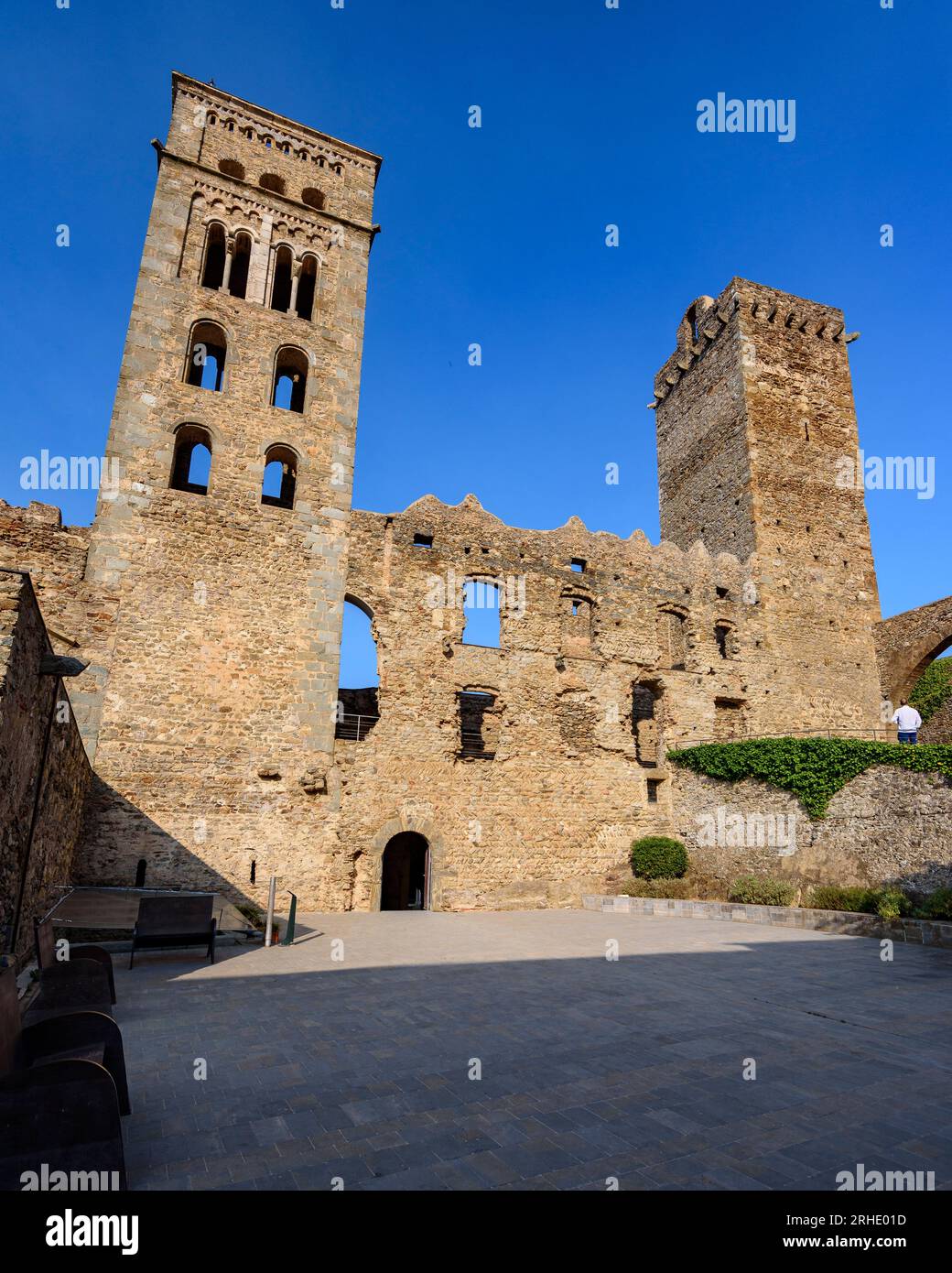 Monastero romanico girona hi-res stock photography and images - Alamy