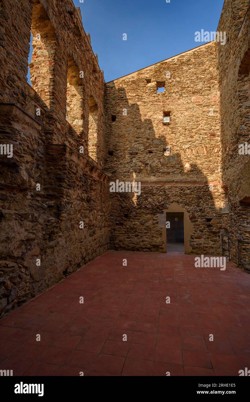 Monastero romanico girona hi-res stock photography and images - Alamy